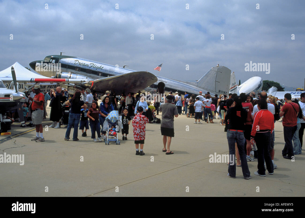 Vintage aircraft "DreamFlight" - a DC3, stands ready to receive "guests ...