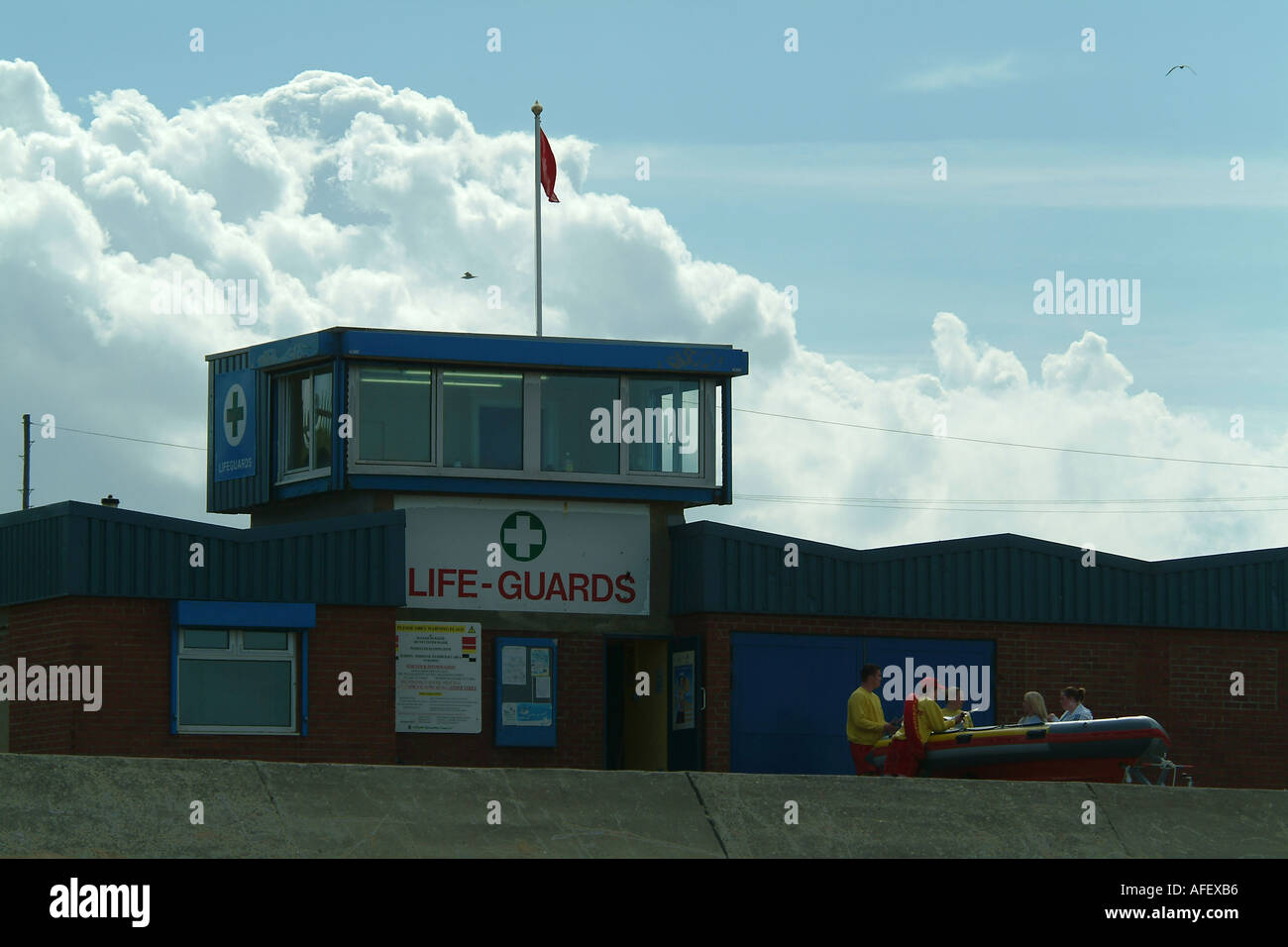 Lifeguard first aid station hi-res stock photography and images - Alamy