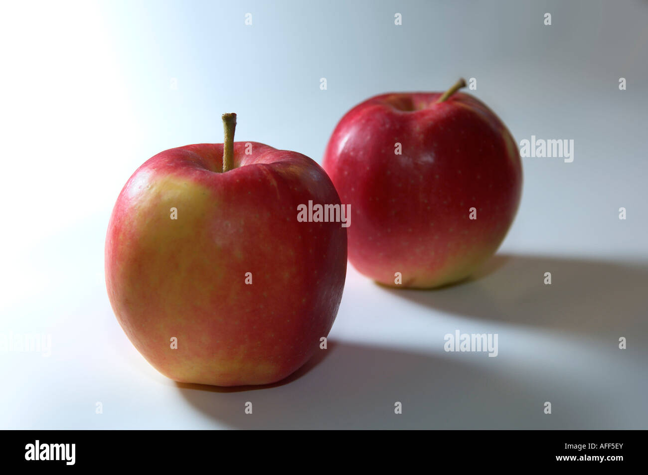Two coloured apple hi-res stock photography and images - Alamy