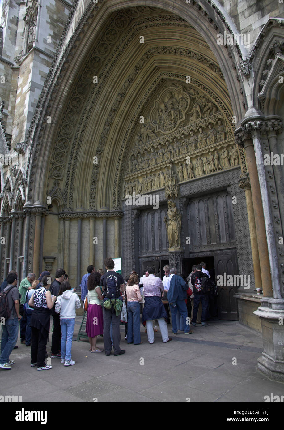 Queue london westminster hi-res stock photography and images - Alamy