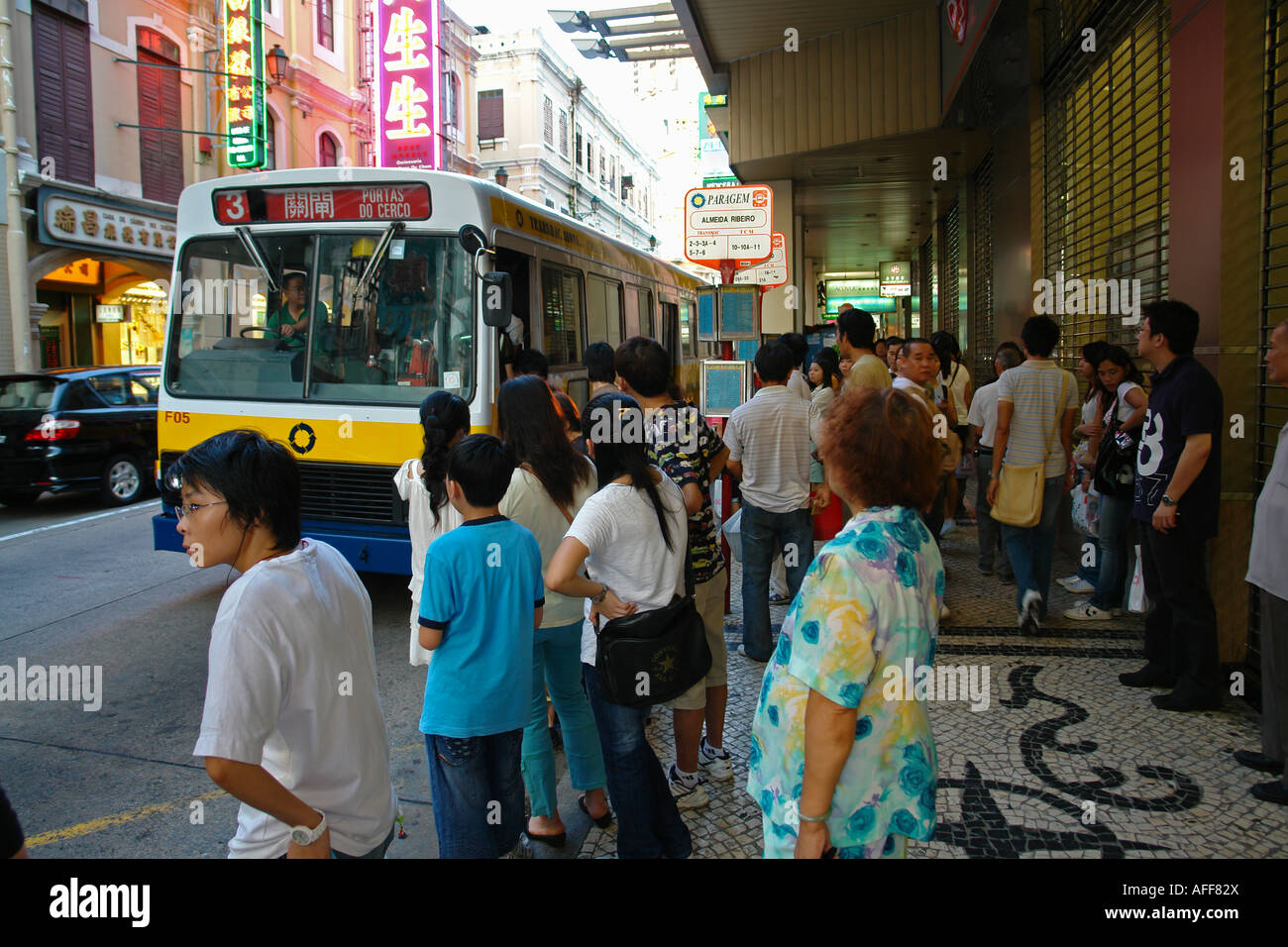 Chinese commuters wait buses hi-res stock photography and images - Alamy