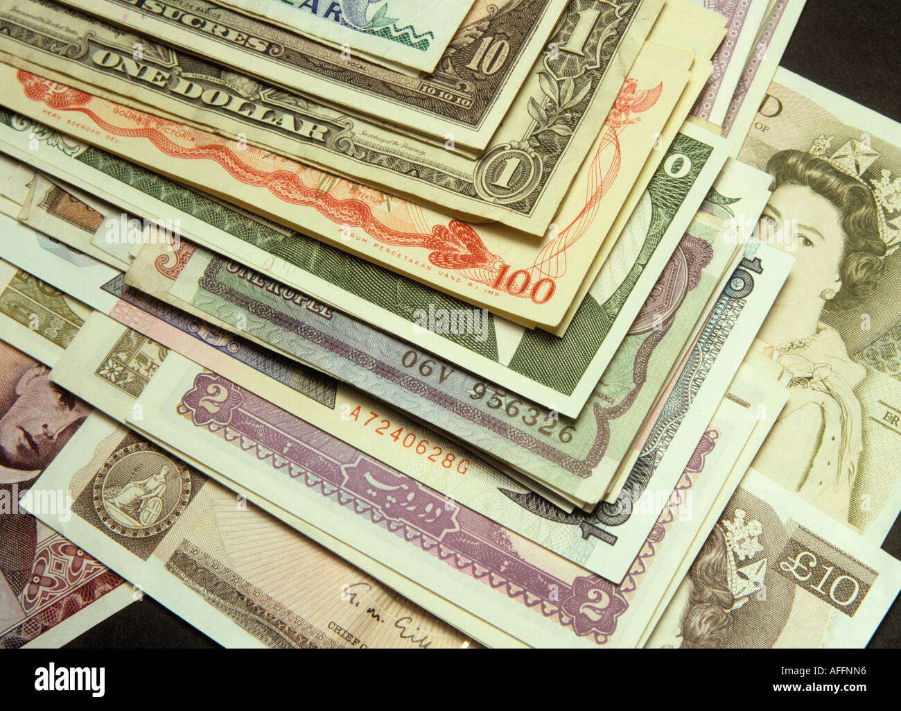 Dinero local hi-res stock photography and images - Alamy
