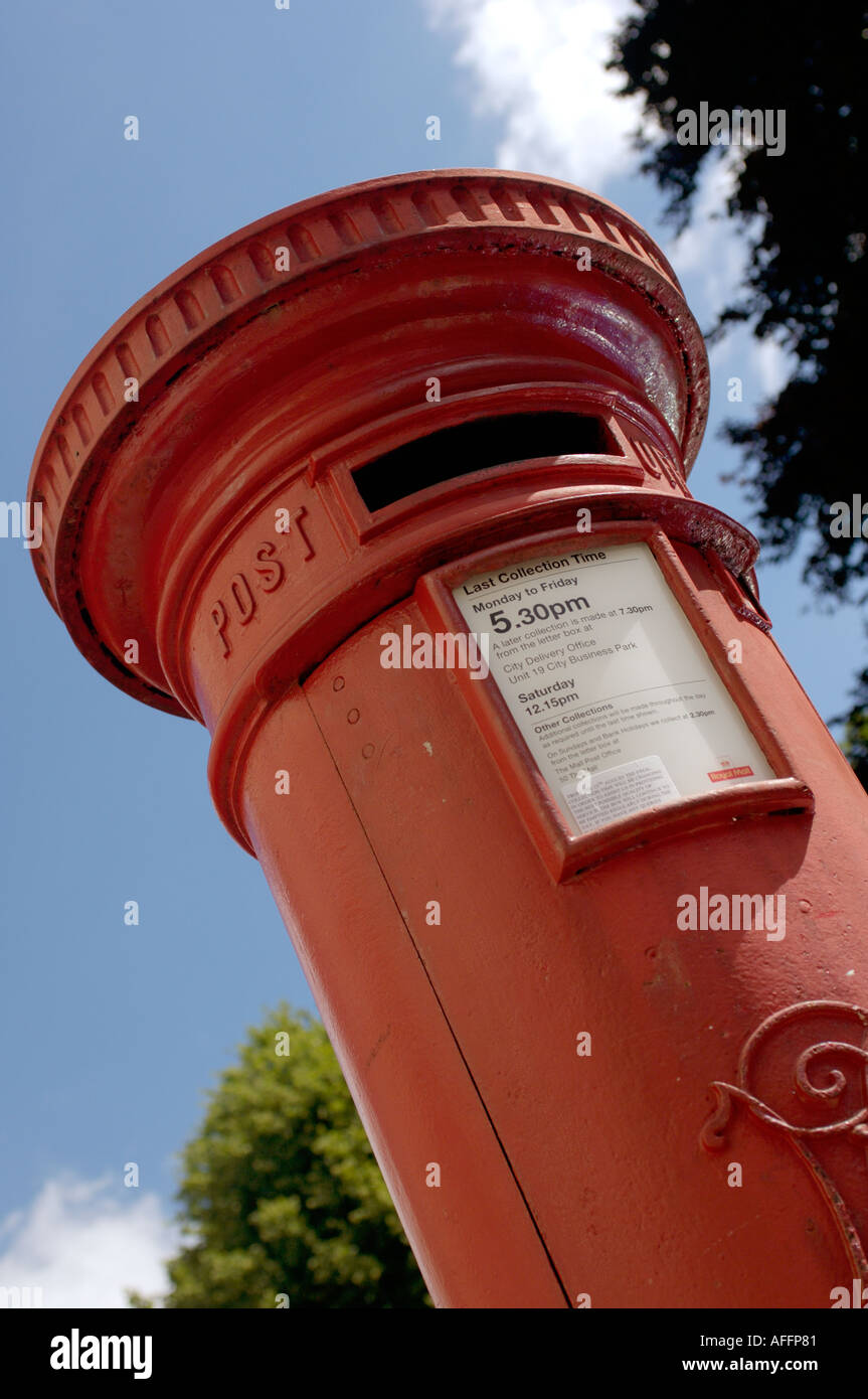 Cast iron uk pillar box hi-res stock photography and images - Alamy