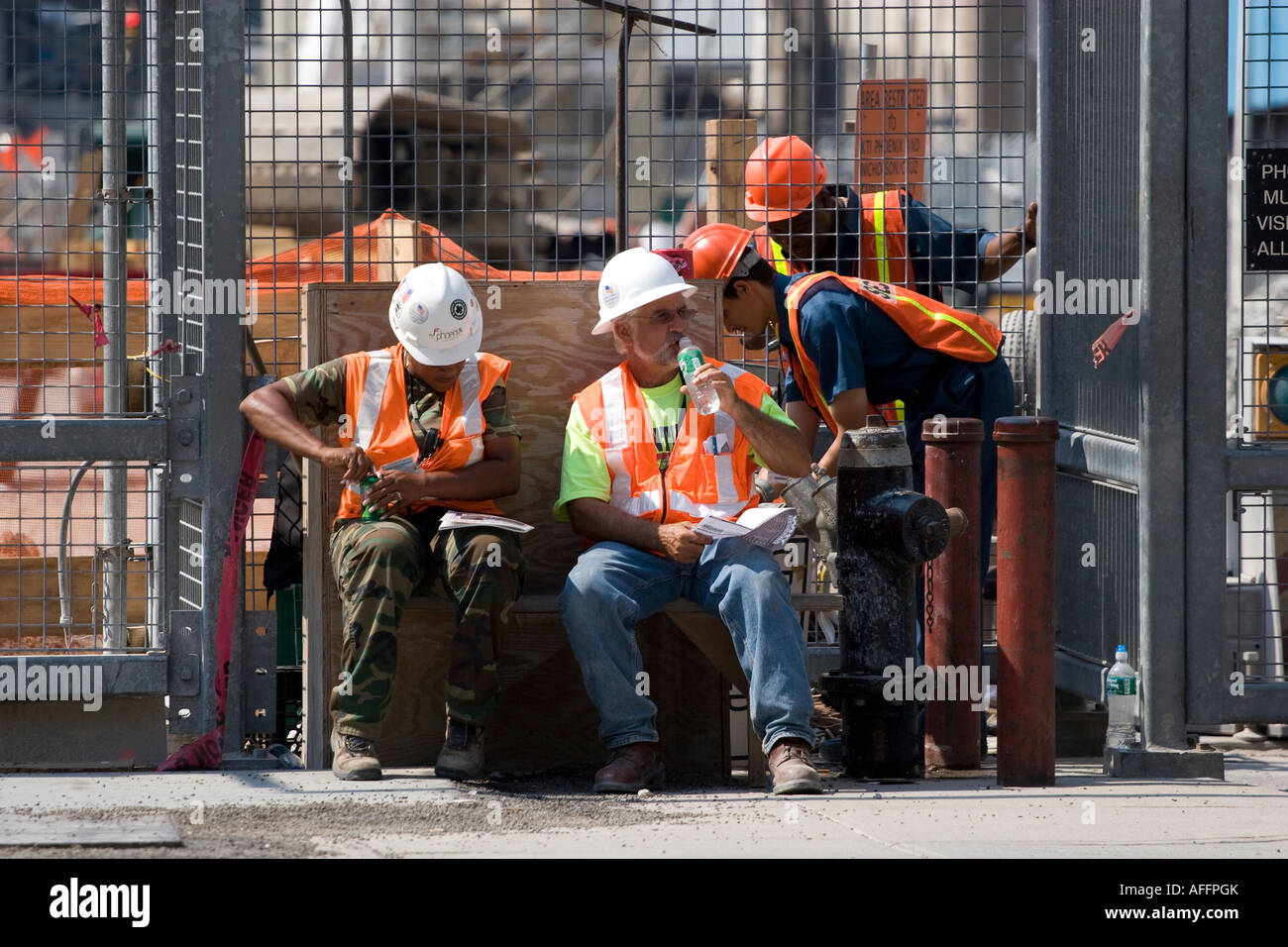 Construction workers lunch new york hi-res stock photography and images ...
