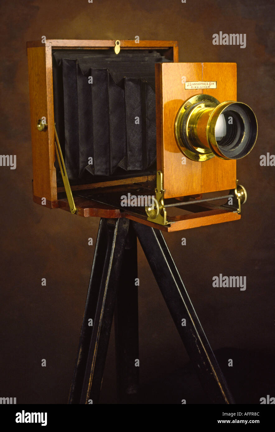 Old plate camera antique hi-res stock photography and images - Alamy