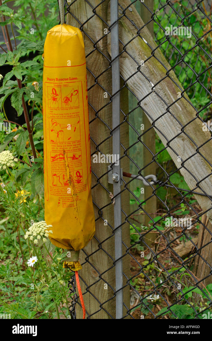 Perry Rescue line fixed to post beside lake Stock Photo - Alamy