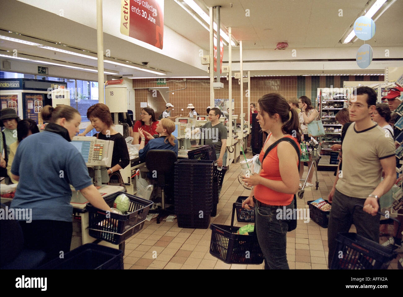 Till supermarket queue hi-res stock photography and images - Alamy