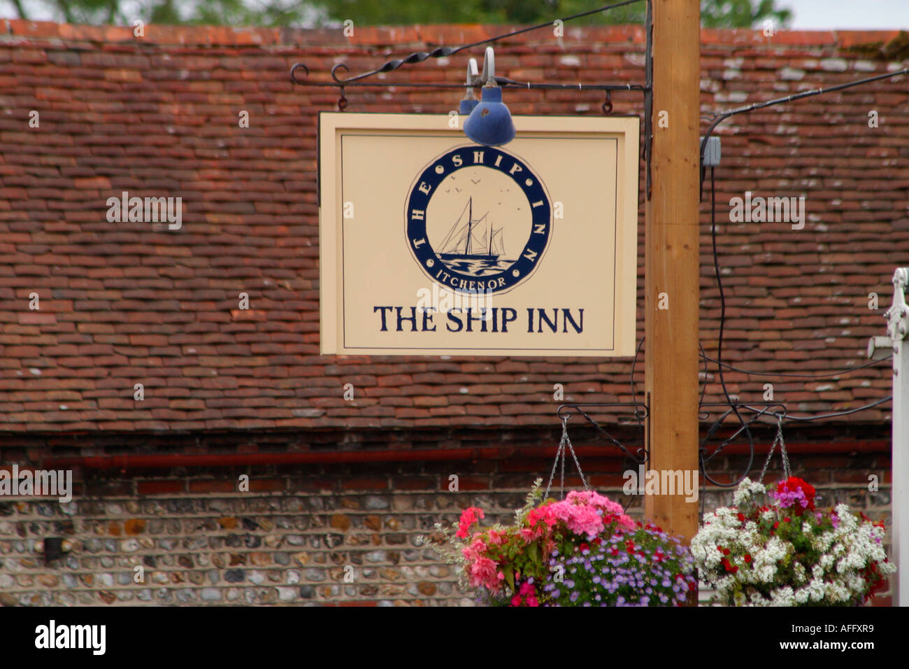 The ship inn pub sign hi-res stock photography and images - Alamy