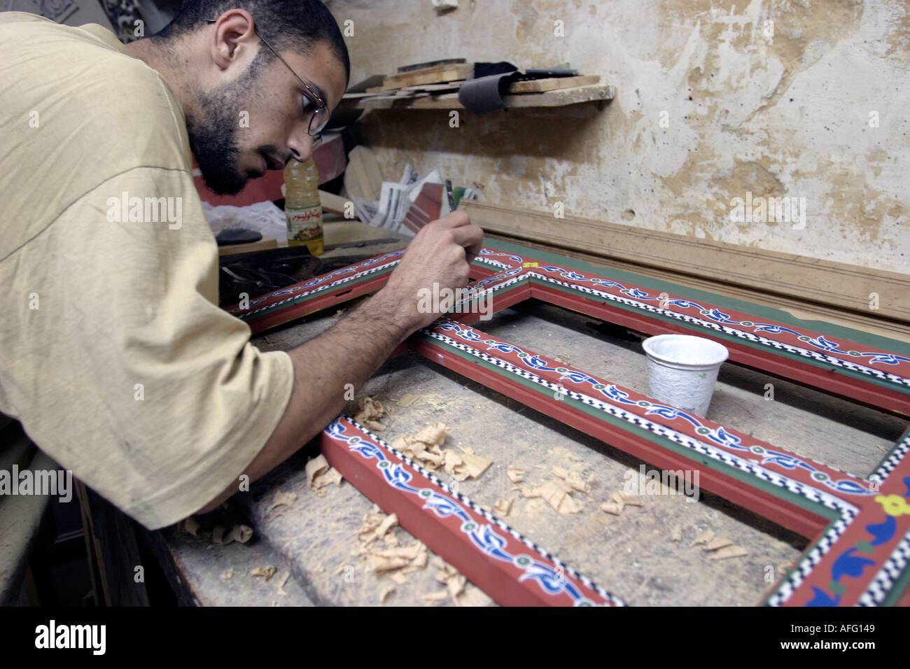 Moroccan man Hand painting a wooden frame Fez Morocco Stock Photo - Alamy