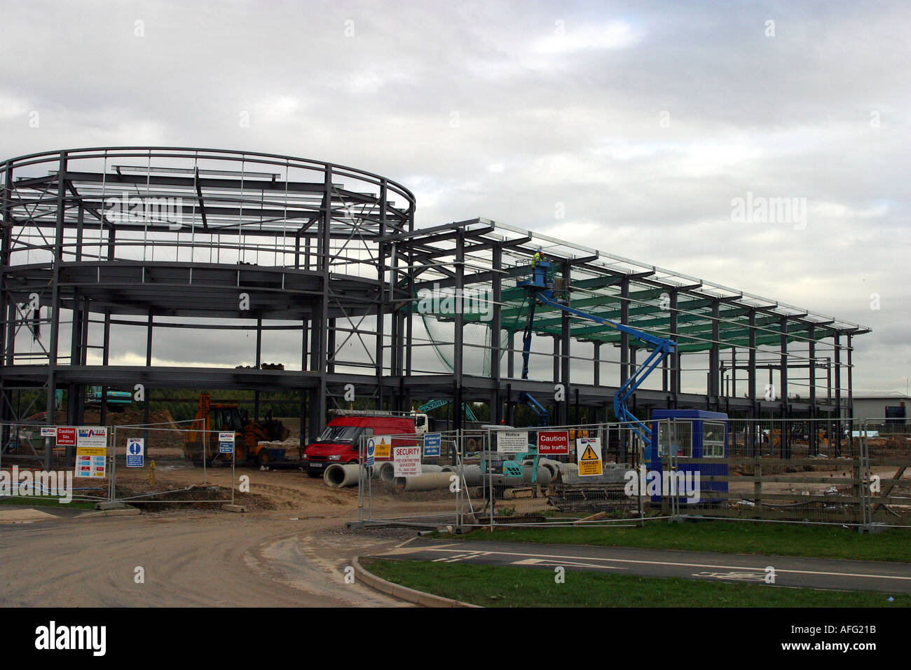 Steel framed building hi-res stock photography and images - Alamy