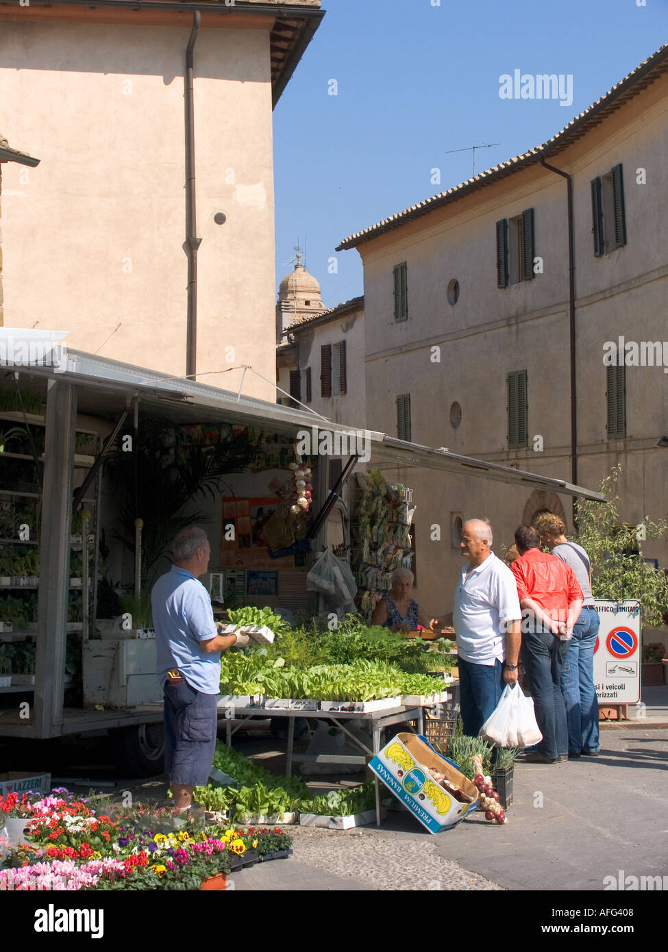 Market day in Montalcino Italy Stock Photo - Alamy