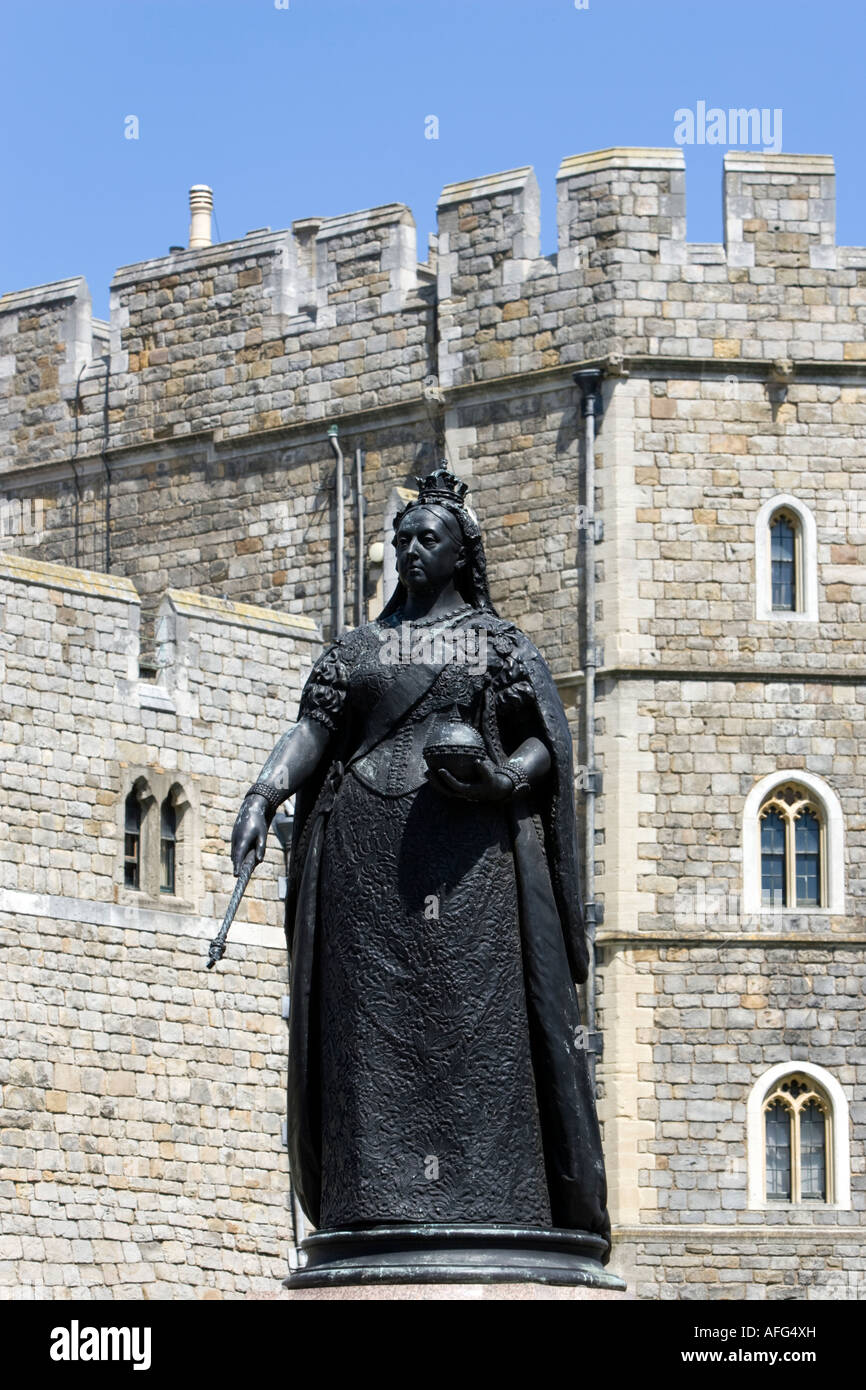 Statue of Queen Victoria outside main entrance to Windsor castle ...