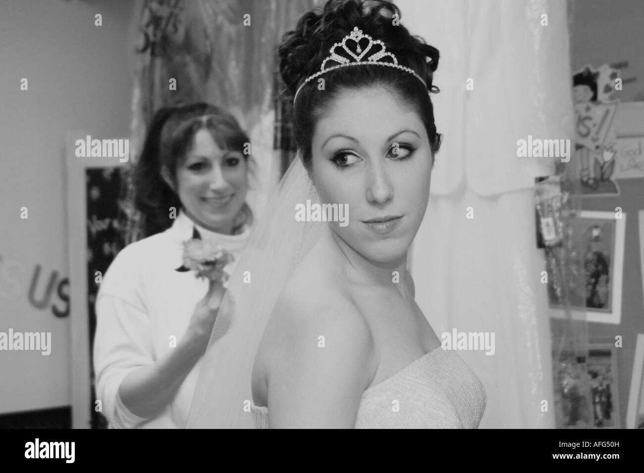 Bride with her happy mom Stock Photo - Alamy