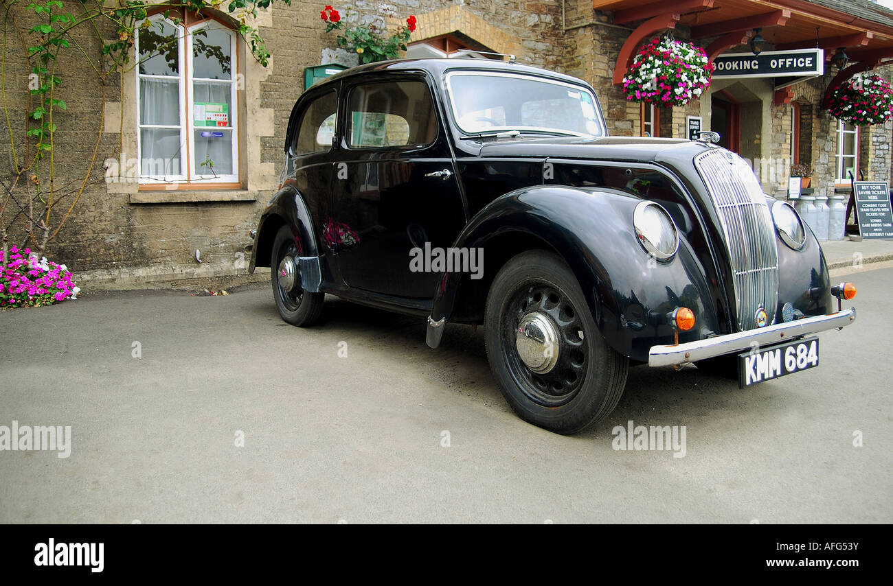 Old black classic car at a Railway Station Stock Photo - Alamy