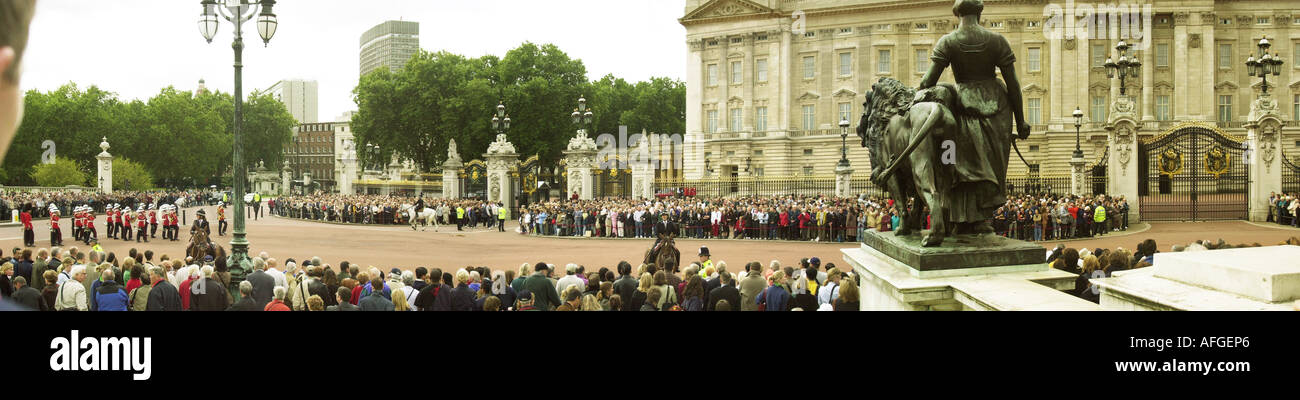 Changing of the Queen's Guard at Buckingham Palace on 13 September 2001 ...
