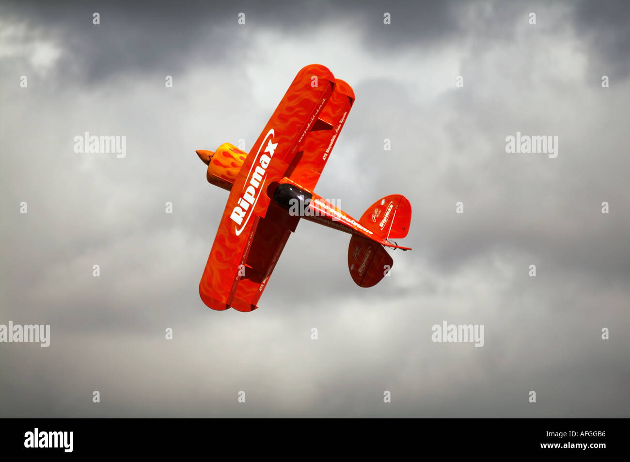 Plane loop stunt hi-res stock photography and images - Alamy