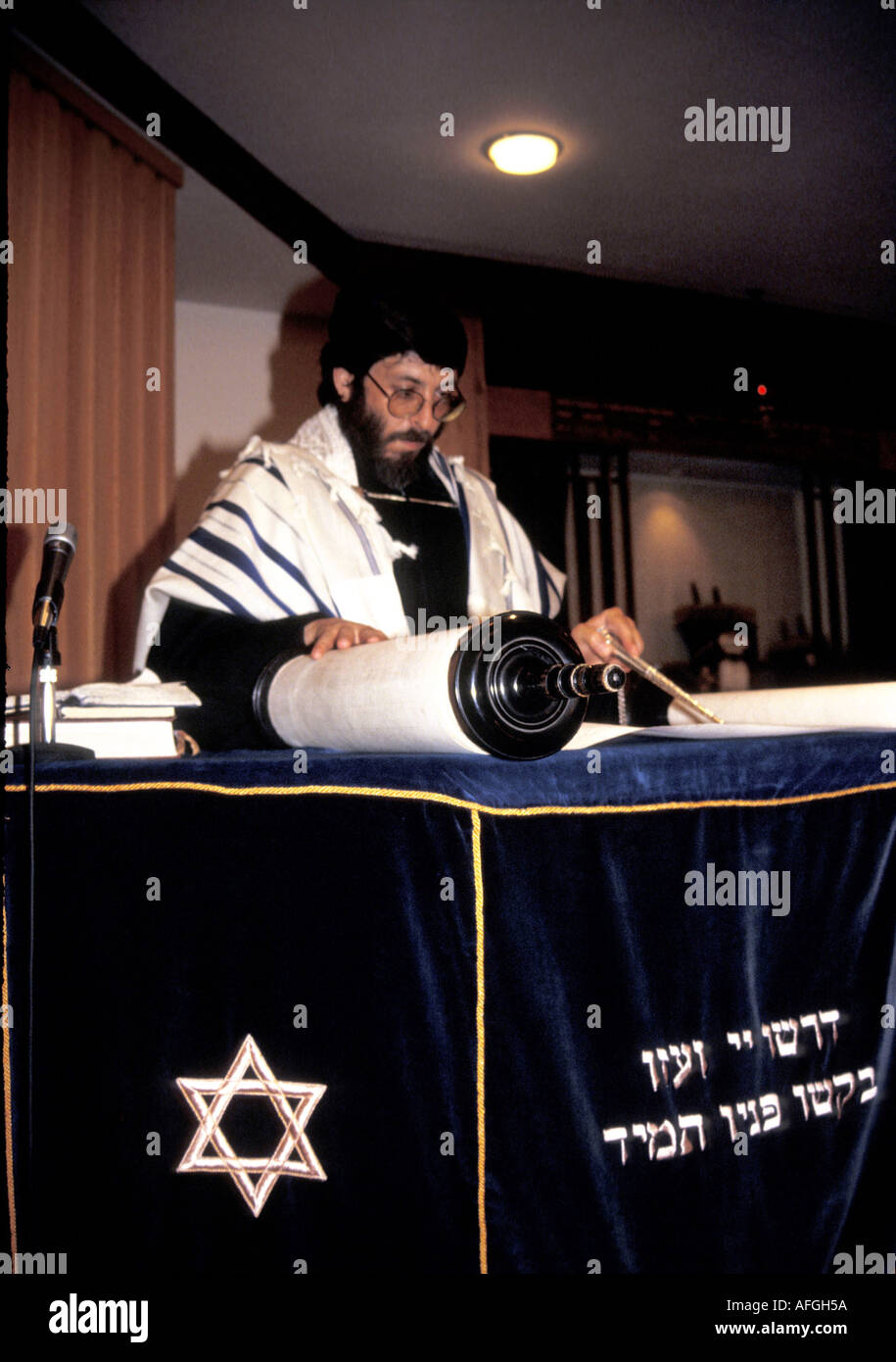 Rabbi reading torah hi-res stock photography and images - Alamy