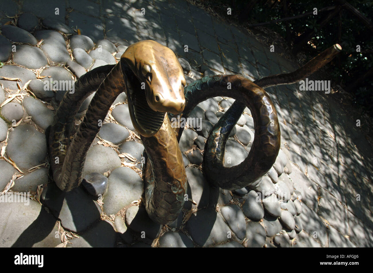 Serpent sculpture hi-res stock photography and images - Alamy