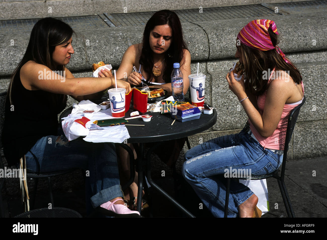 Girls eating a fast food meal Stock Photo - Alamy