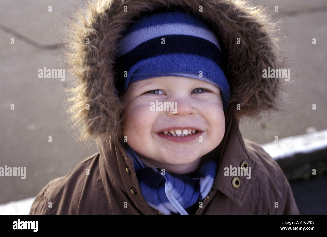 Children shiver cold weather hi-res stock photography and images - Alamy