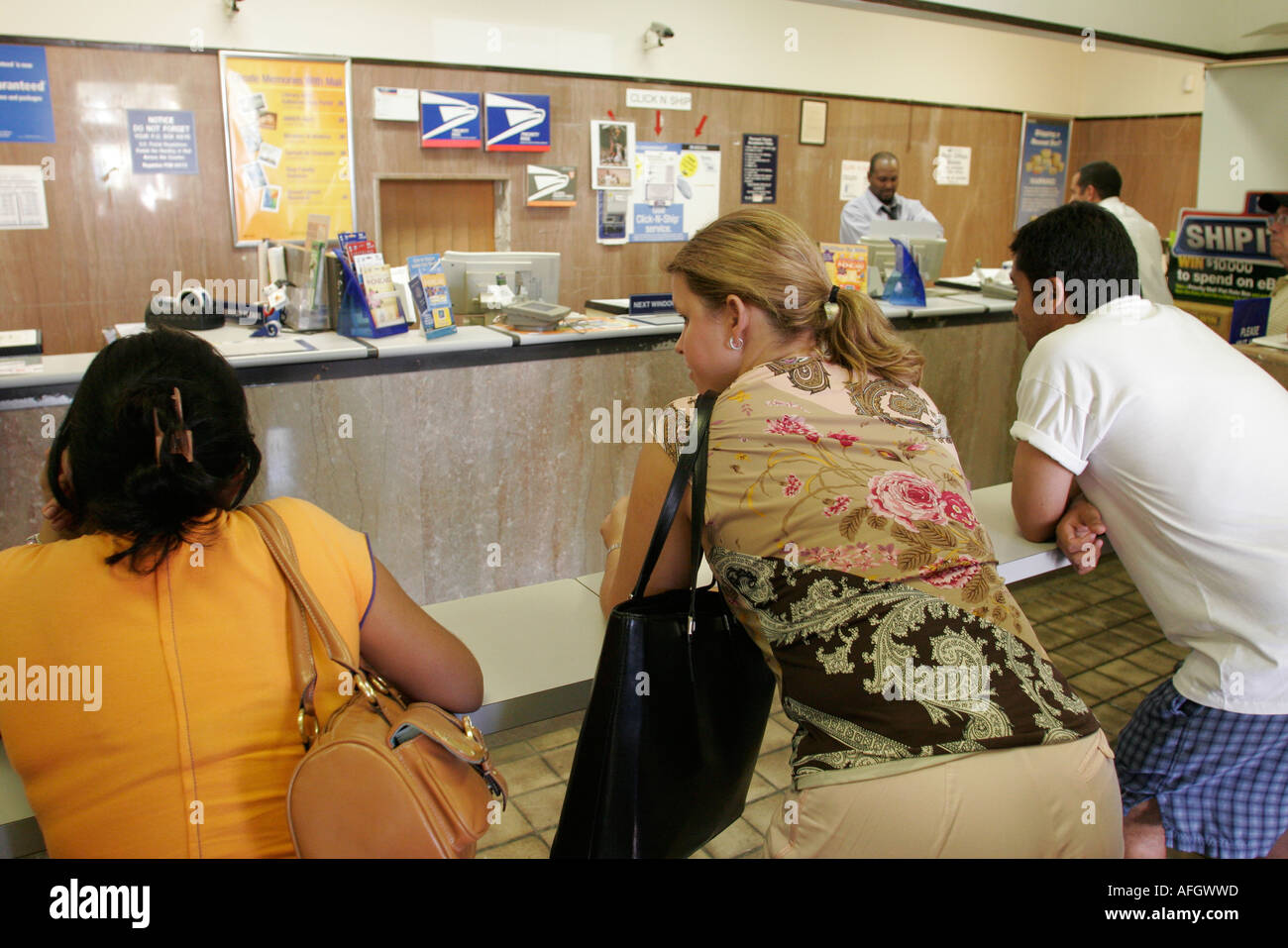 Us post office counter hi-res stock photography and images - Alamy