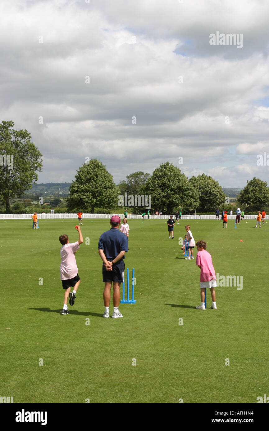 School children playing cricket hi-res stock photography and images - Alamy