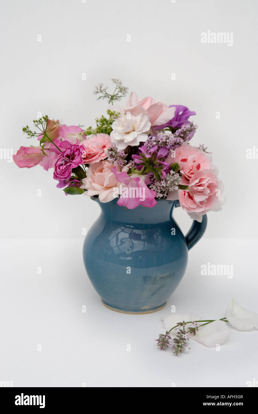 Vase of summer flowers Stock Photo - Alamy