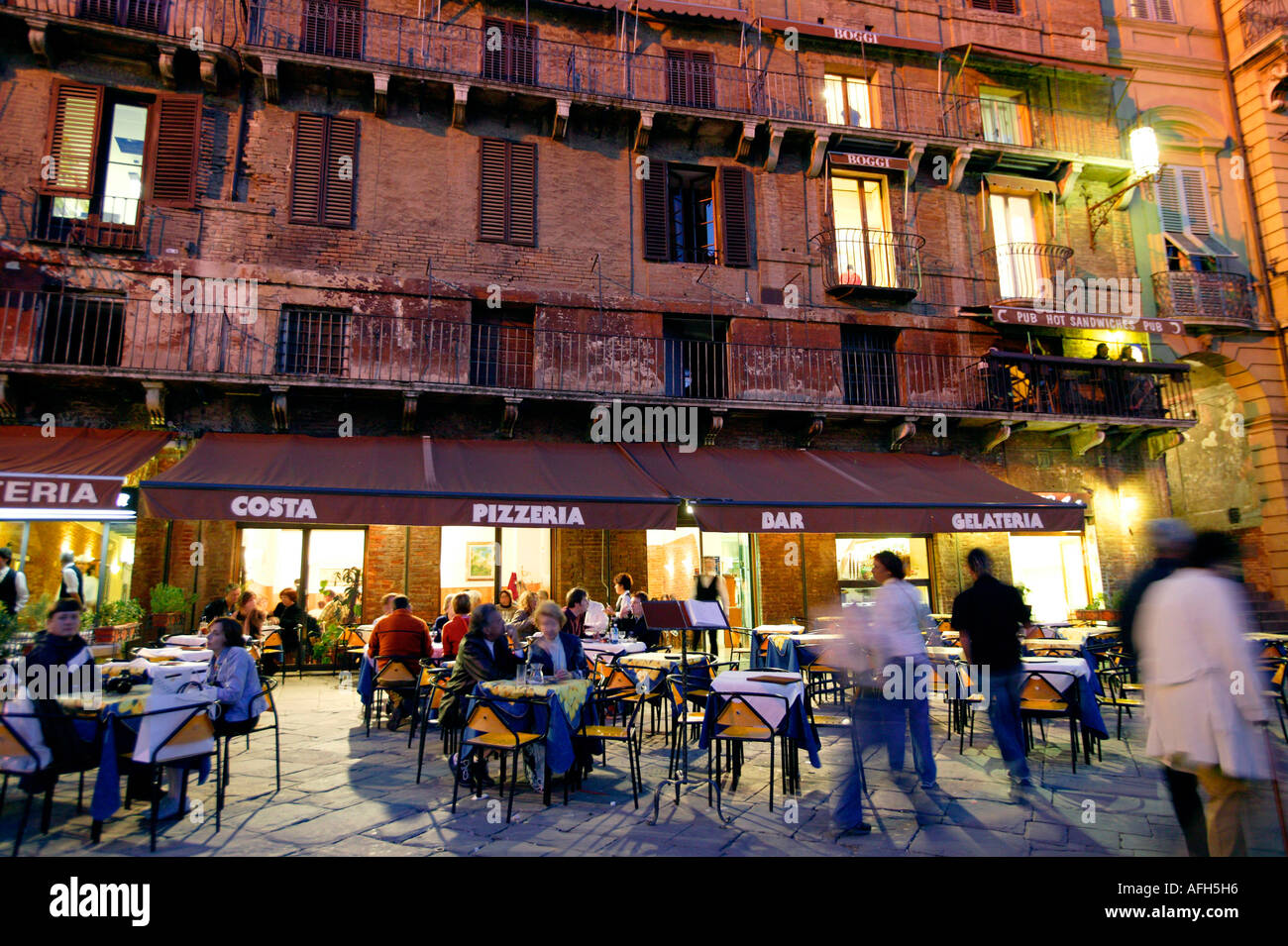 Restaurant at night in Siena, Tuscany, Italy| Stock Photo - Alamy