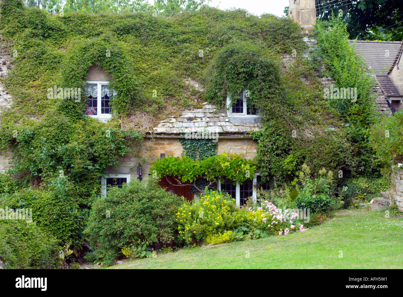Completely overgrown cottage hi-res stock photography and images - Alamy