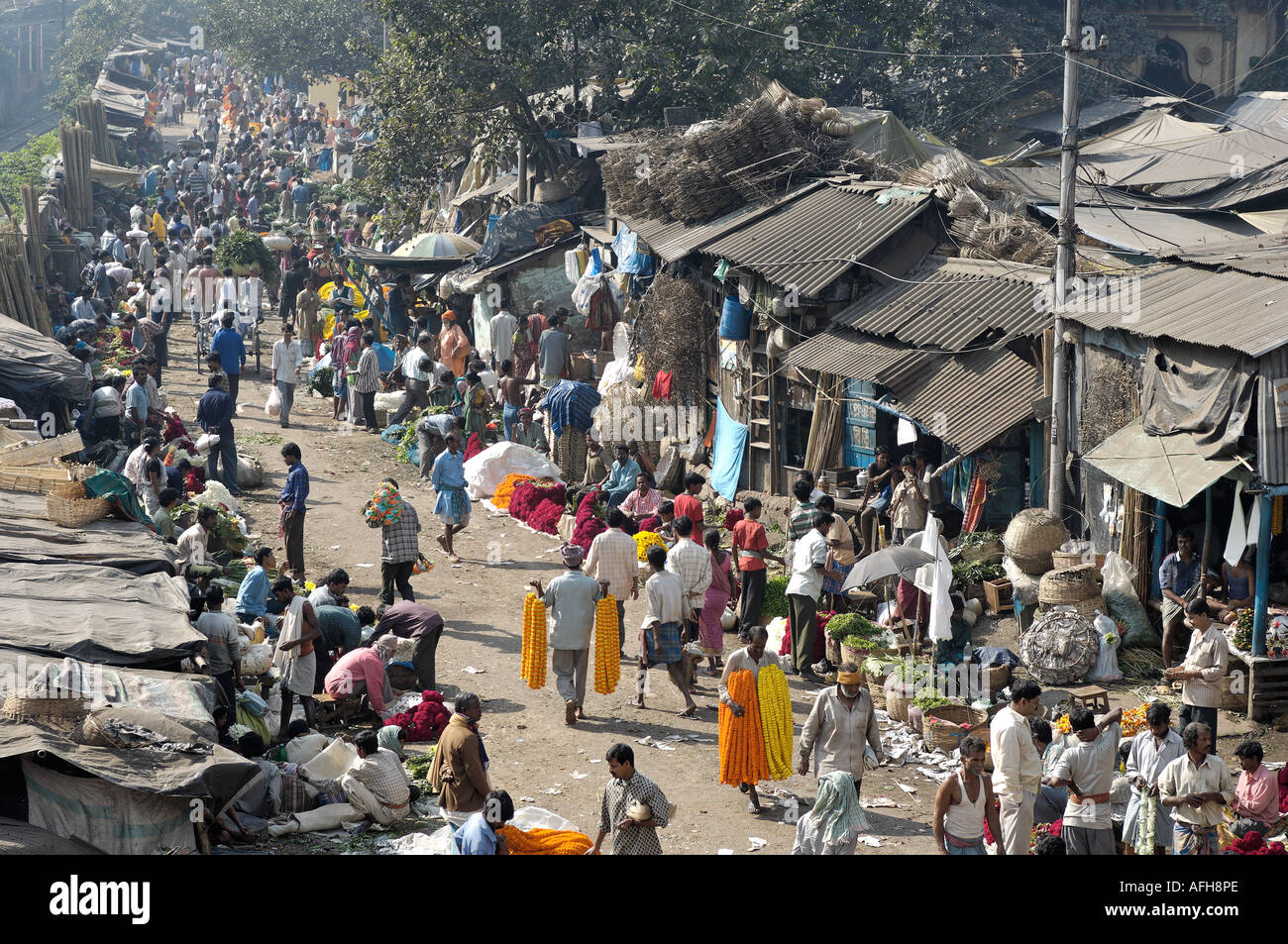 The bustling Kolkata flower market by the Howrah Bridge Stock Photo - Alamy