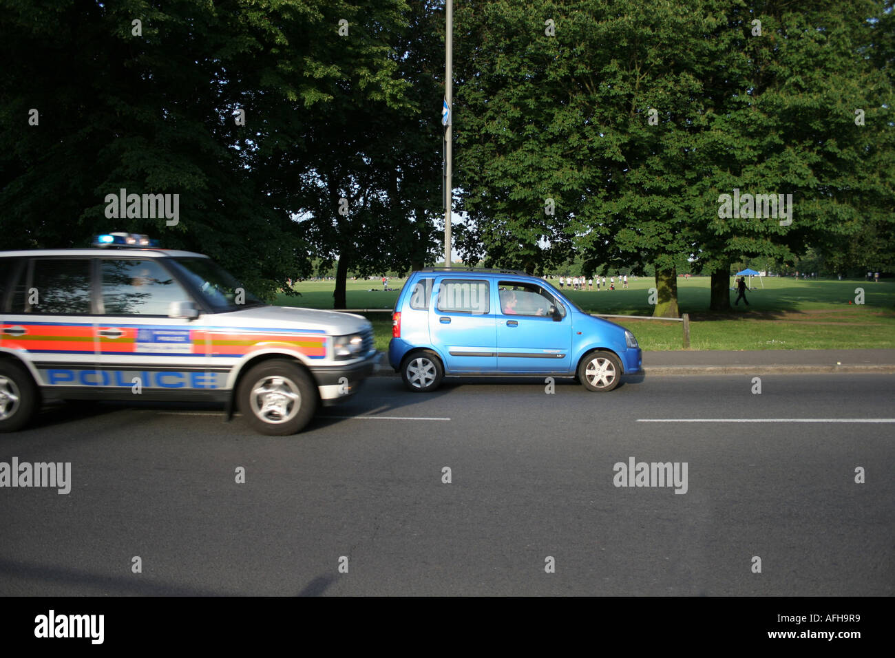 Car giving way hi-res stock photography and images - Alamy