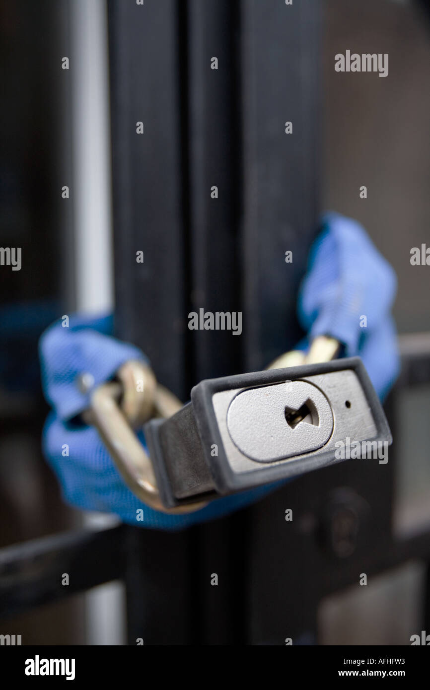 Padlock on gates Stock Photo - Alamy