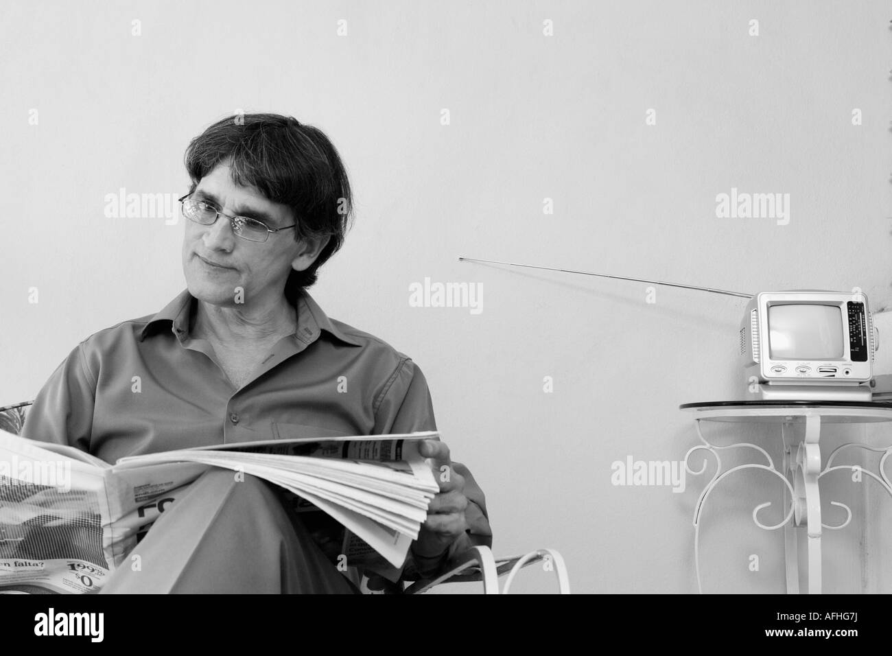 Newspaper reading man table Black and White Stock Photos & Images - Alamy