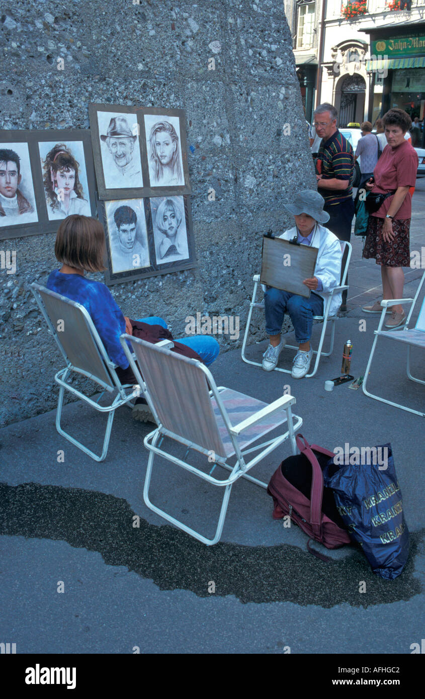 Artist sat drawing hi-res stock photography and images - Alamy