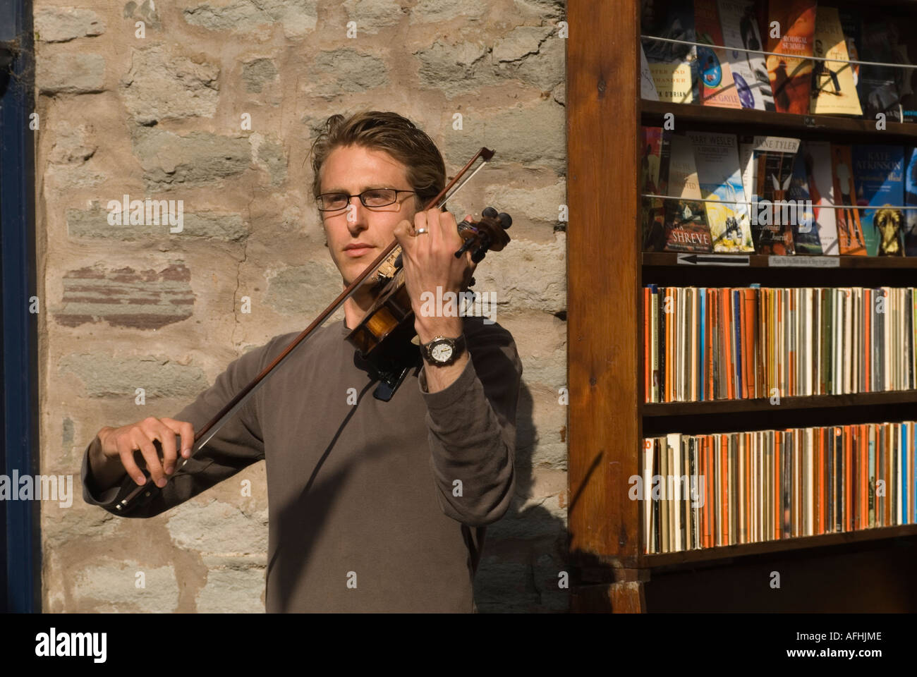 Busker playing violin on uk hi-res stock photography and images - Alamy