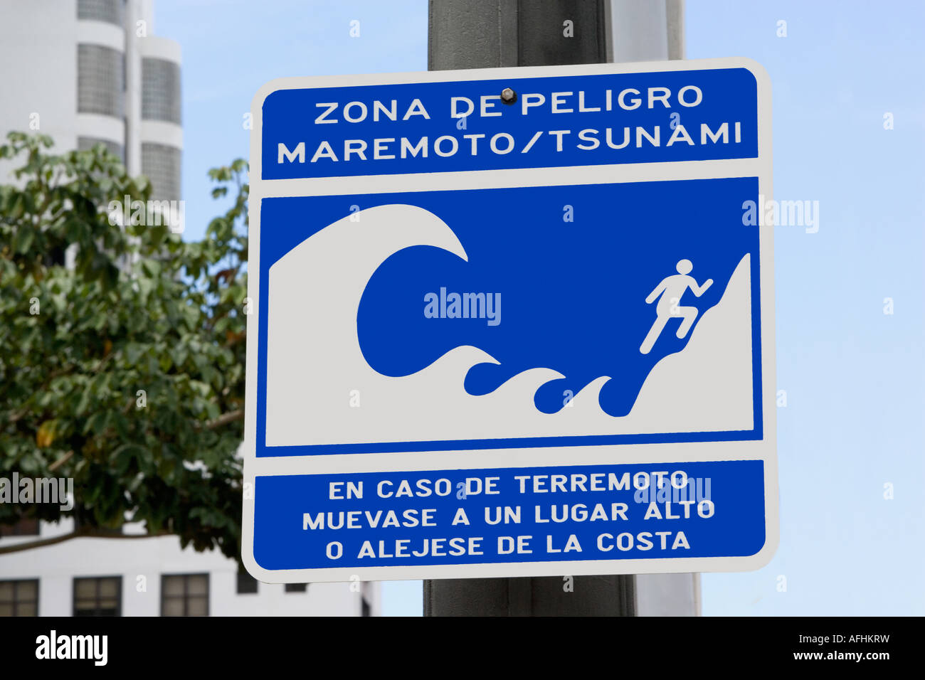 Tsunami Danger sign, Spanish Stock Photo - Alamy