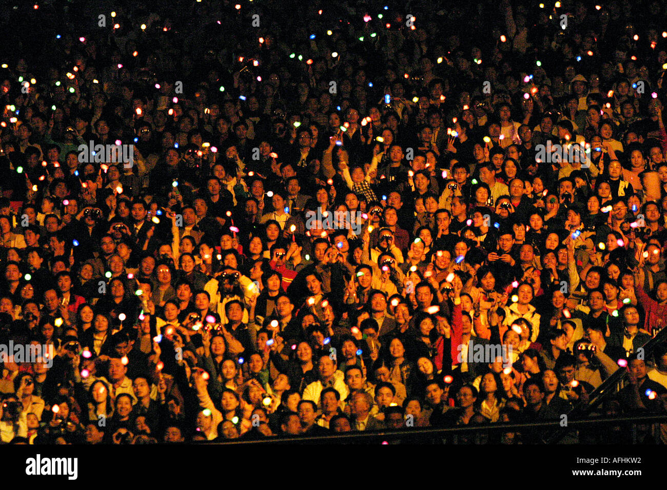 Stadium wave crowd spectators hi-res stock photography and images - Alamy
