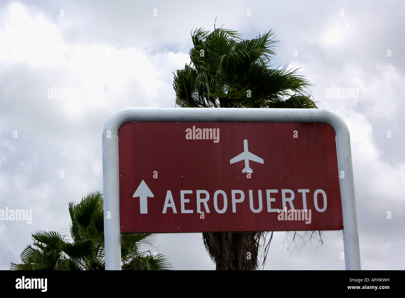 Airport sign, Spanish Stock Photo - Alamy