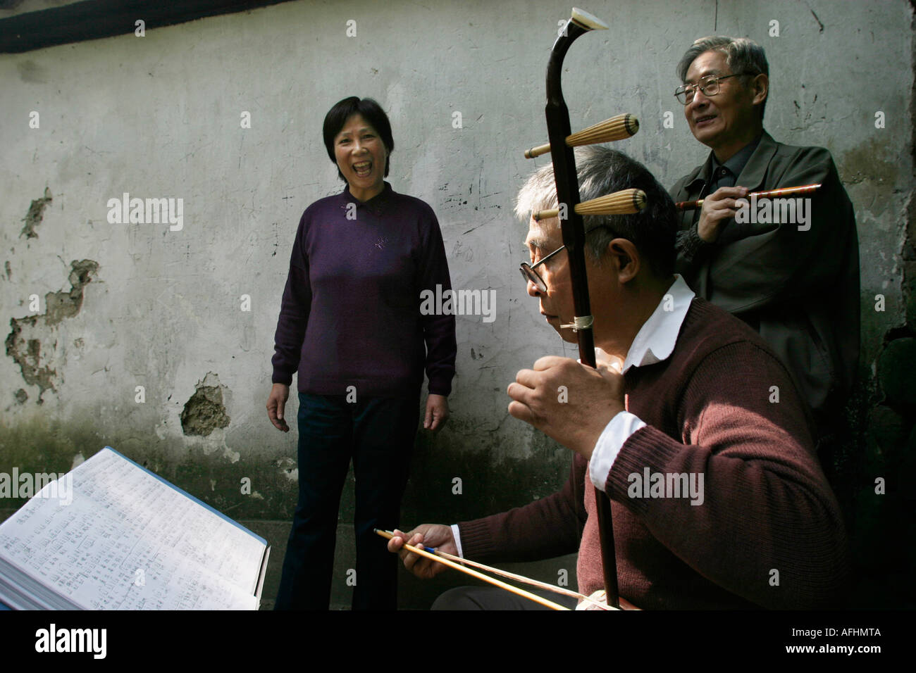 Traditional chinese music hi-res stock photography and images - Alamy