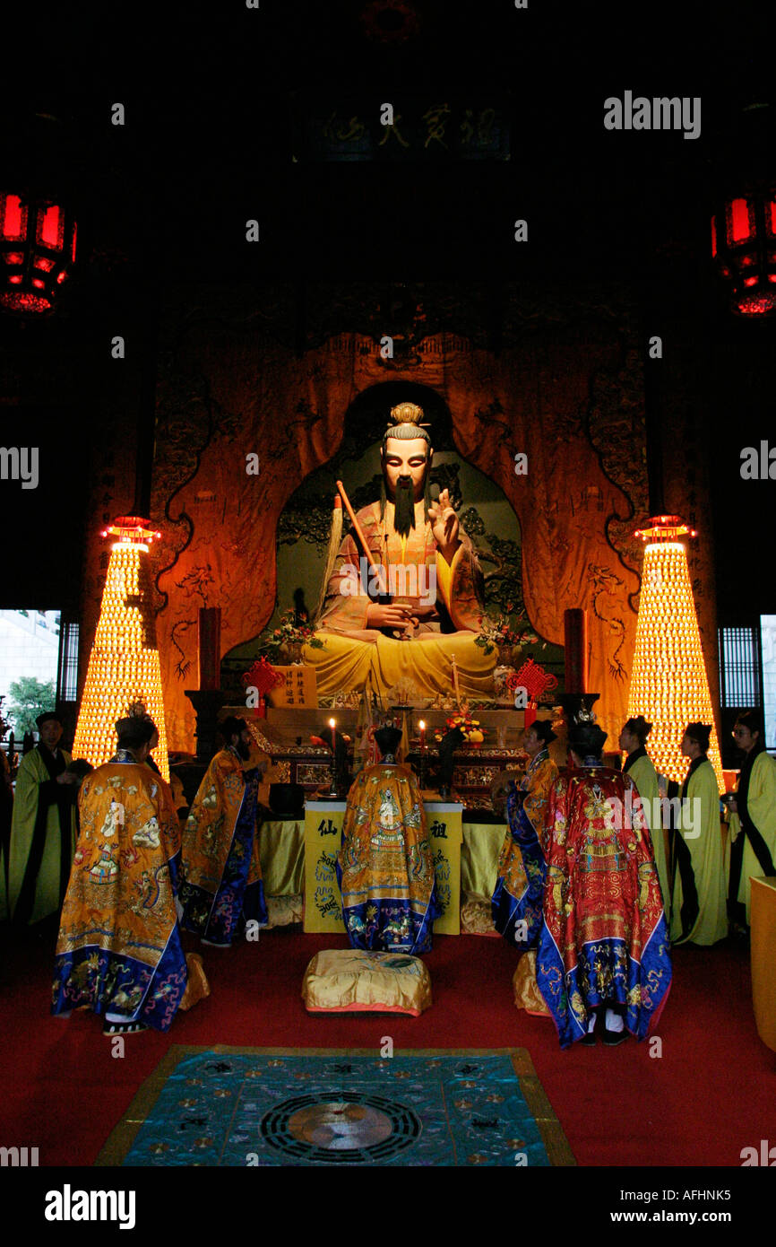 Daoist robe hi-res stock photography and images - Alamy