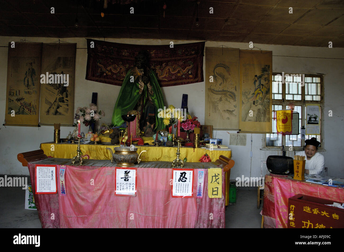 Taoist priest hi-res stock photography and images - Alamy