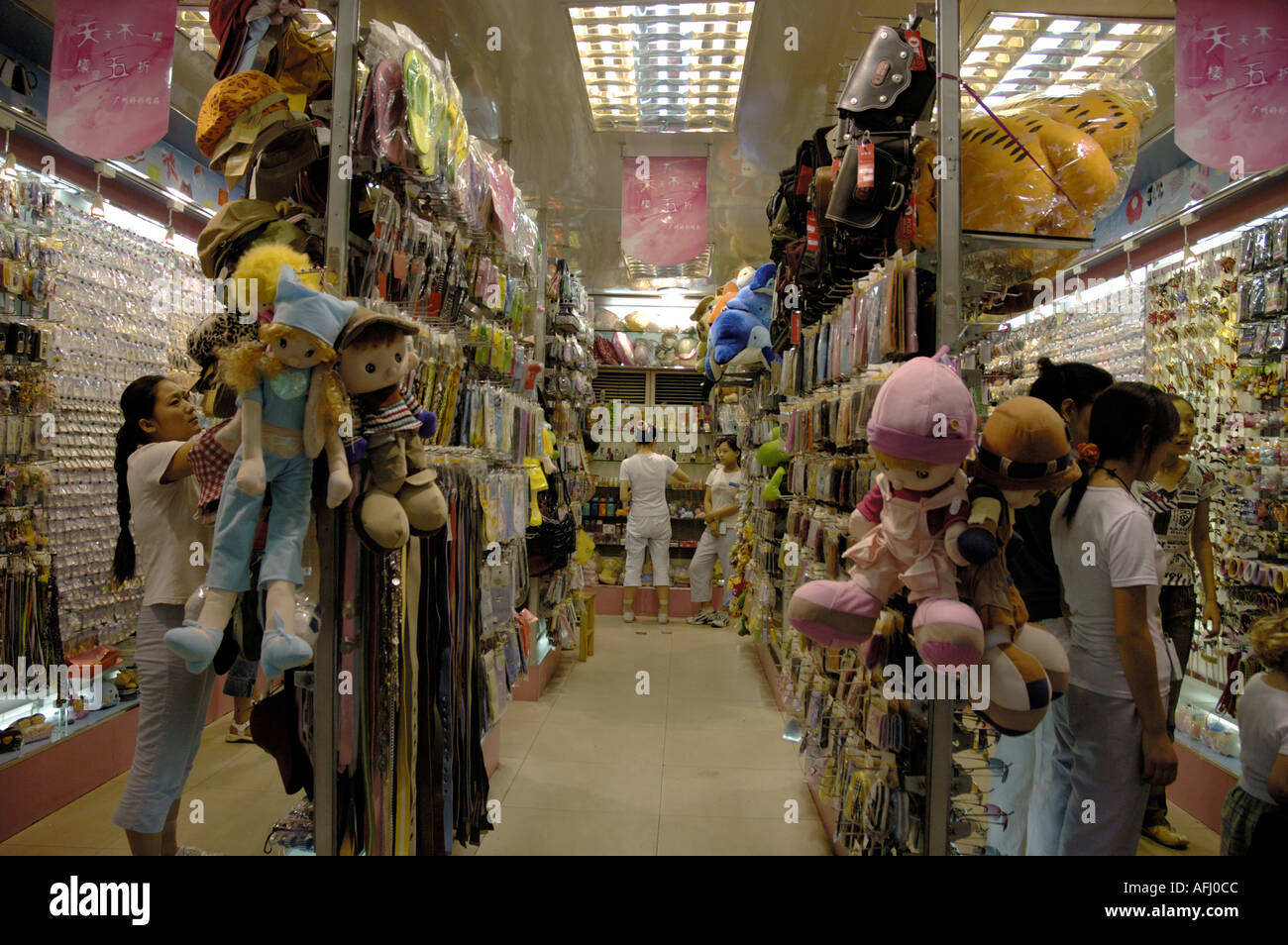 Woman inside retail store hi-res stock photography and images - Alamy
