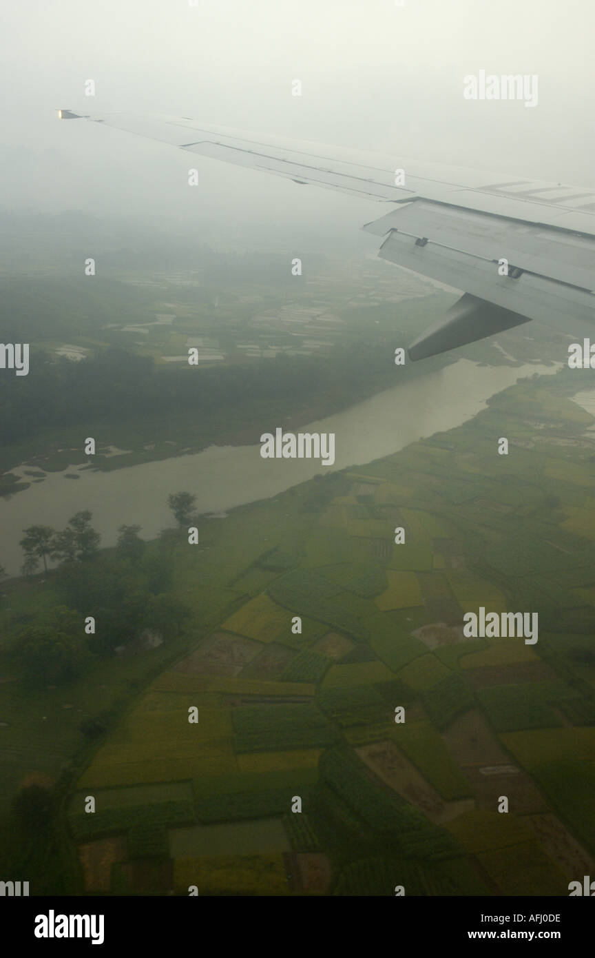Low flying plane china city hi-res stock photography and images - Alamy