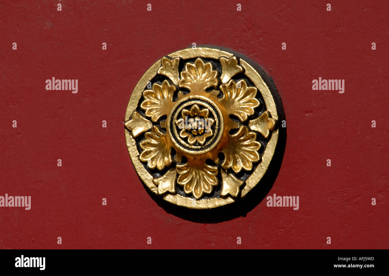 Ornamental gilt boss on the ironwork of Blackfriars Bridge Stock Photo ...