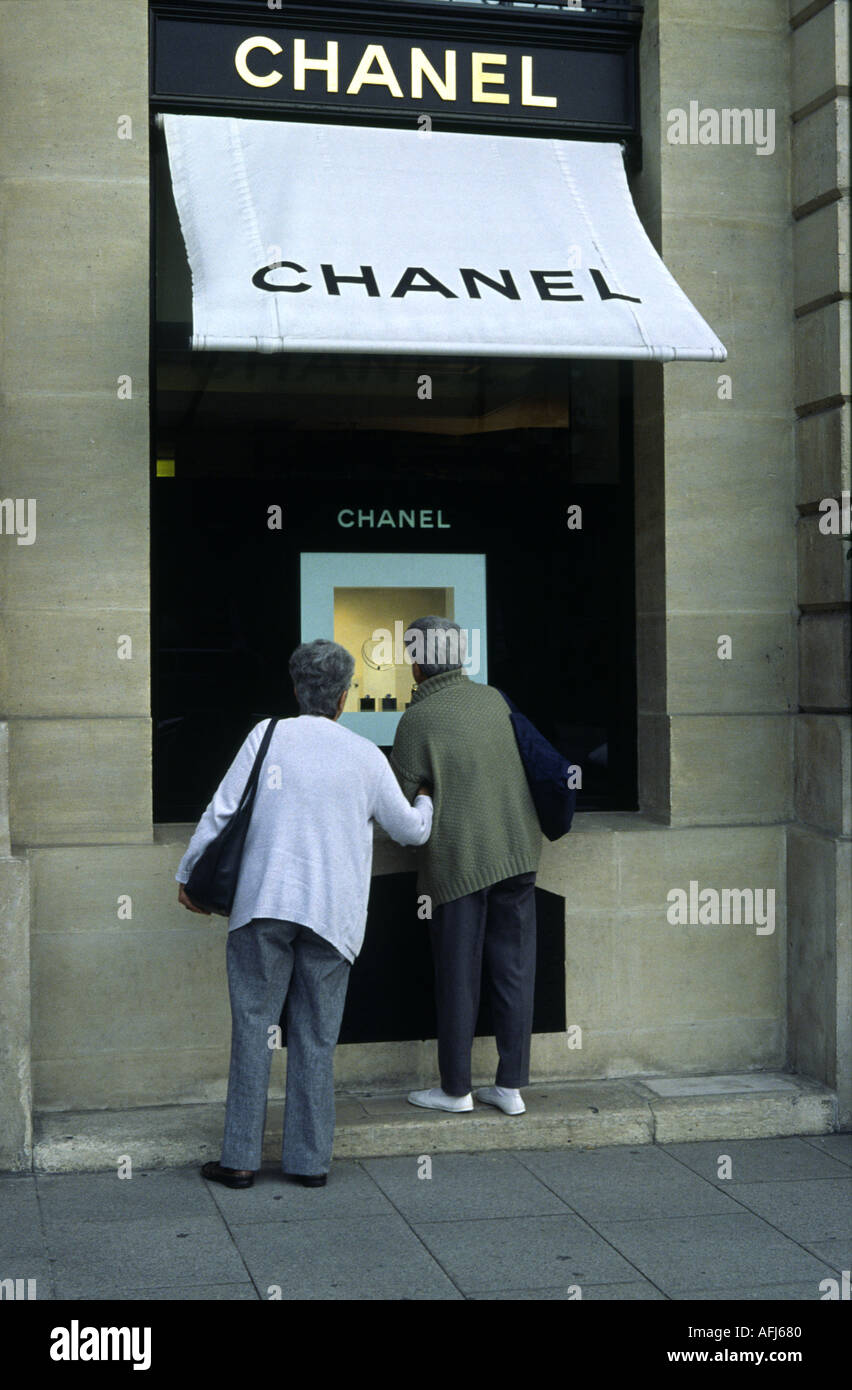 two ladies looking in the window of Chanel at the Place Vendome Stock ...