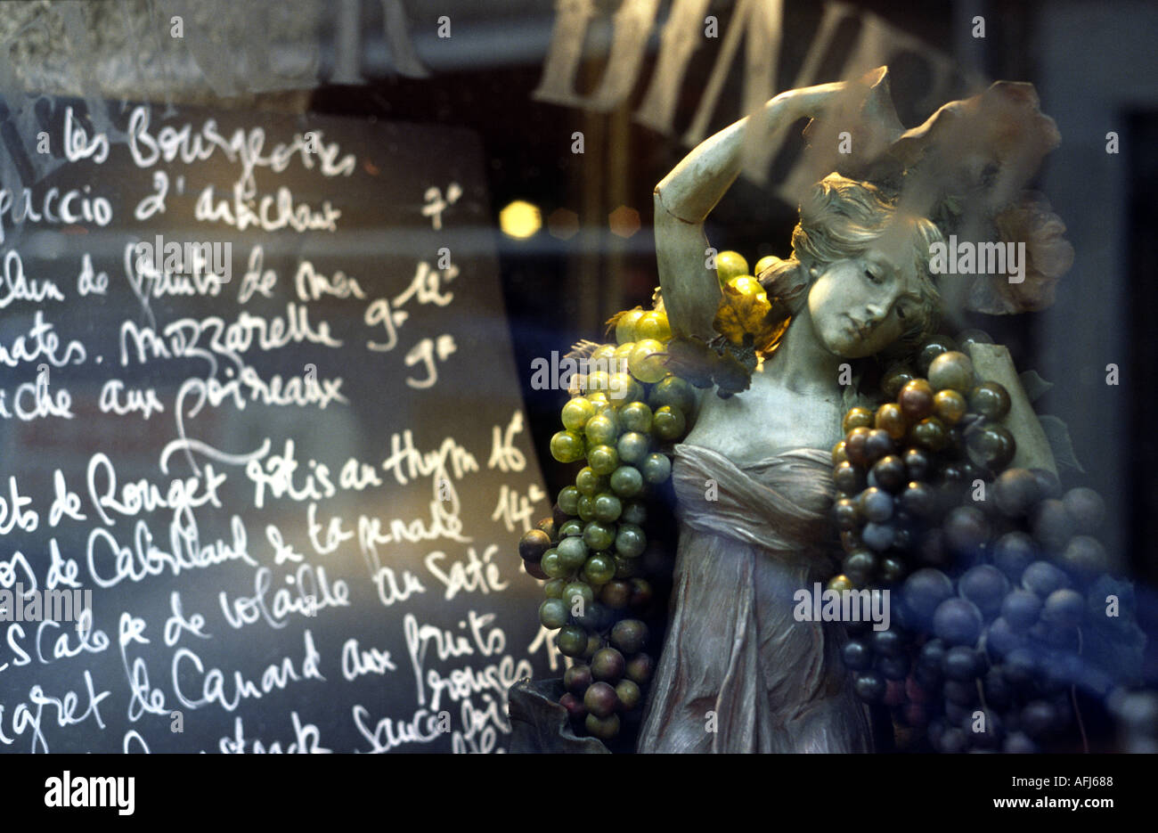 Restaurant window in the Marais in Paris France Stock Photo - Alamy