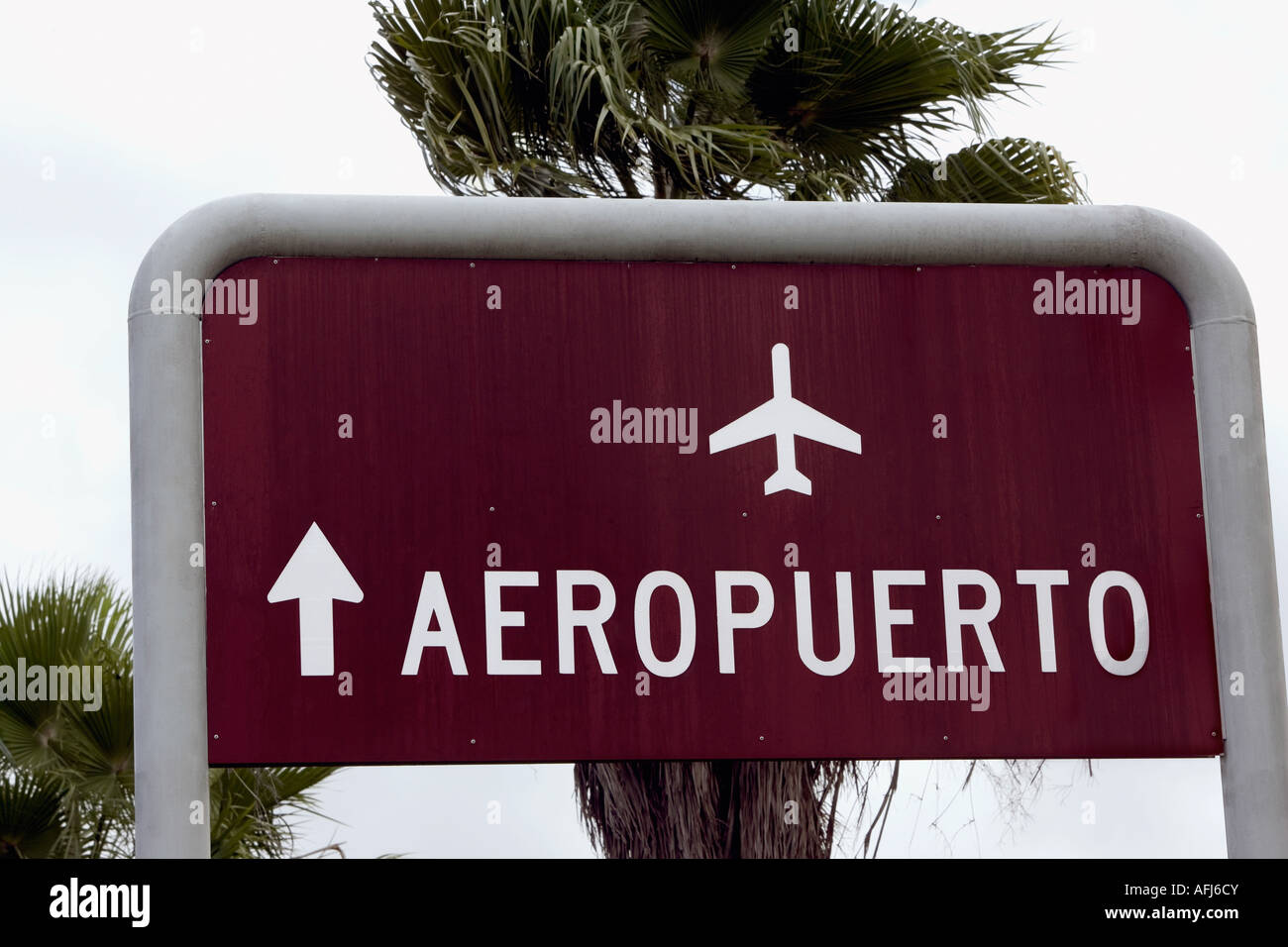 Airport sign, Spanish Stock Photo - Alamy