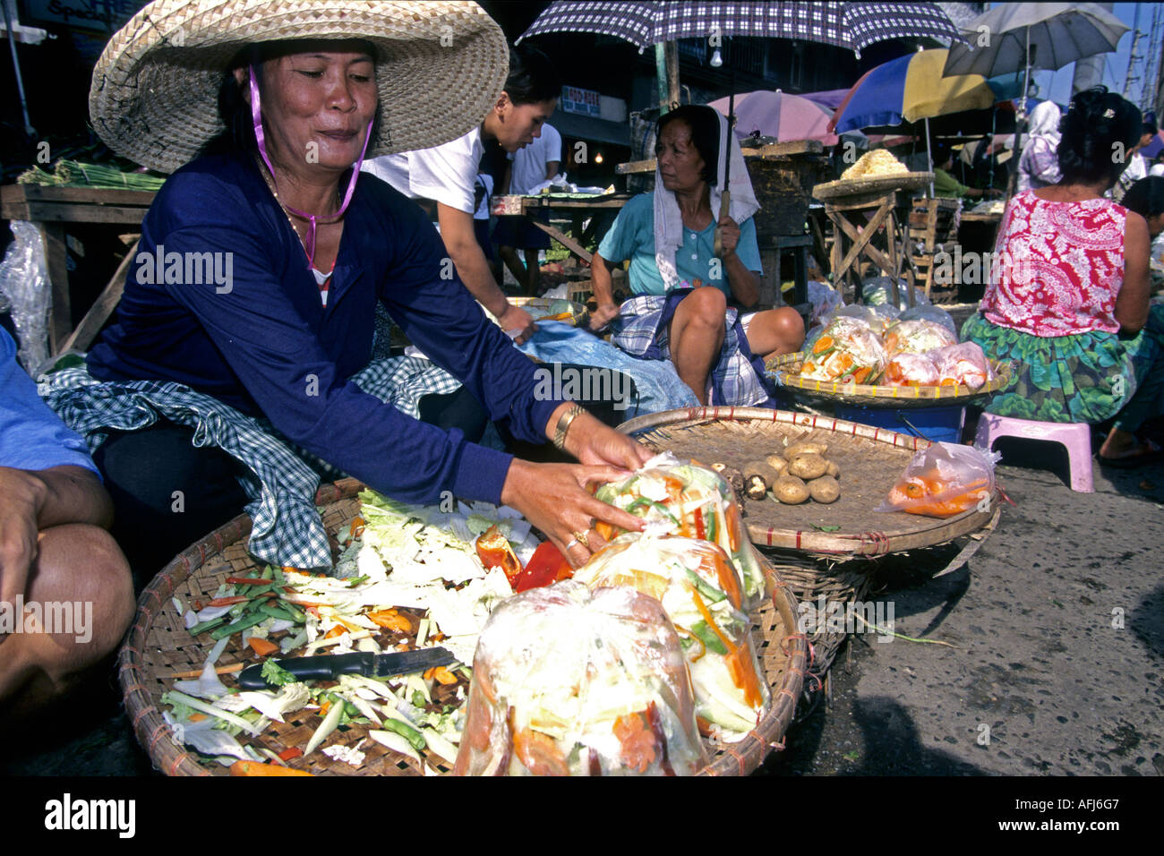 Trader selling salad Quiapo market Manila Philippines Stock Photo - Alamy