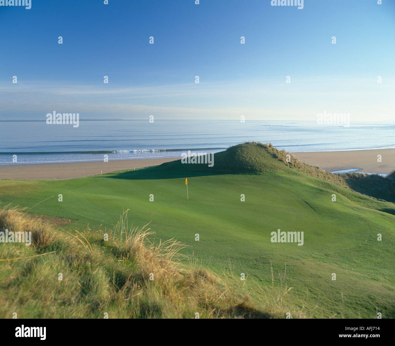 Undulating golf course hi-res stock photography and images - Alamy