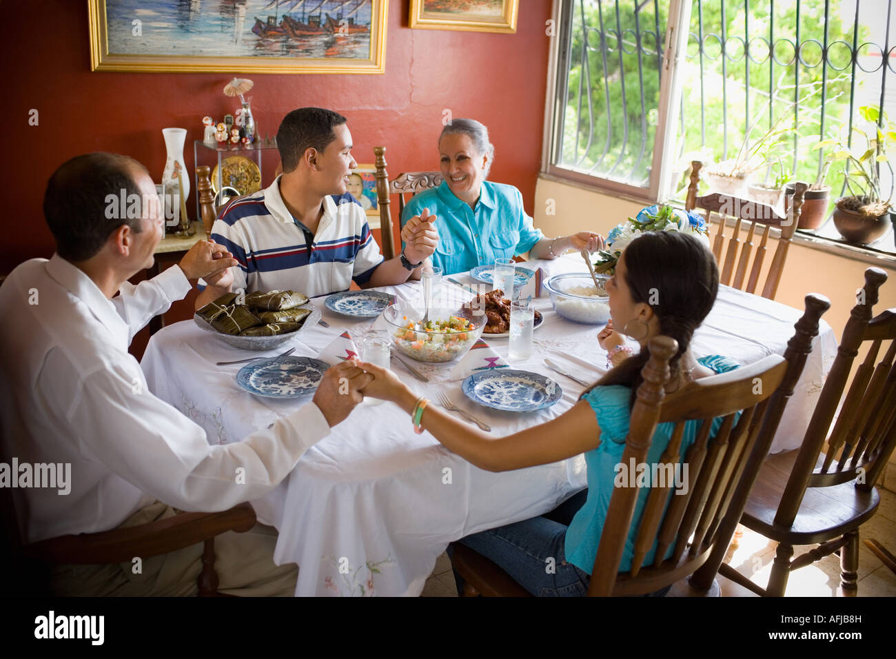 Family praying at the dining table Stock Photo - Alamy